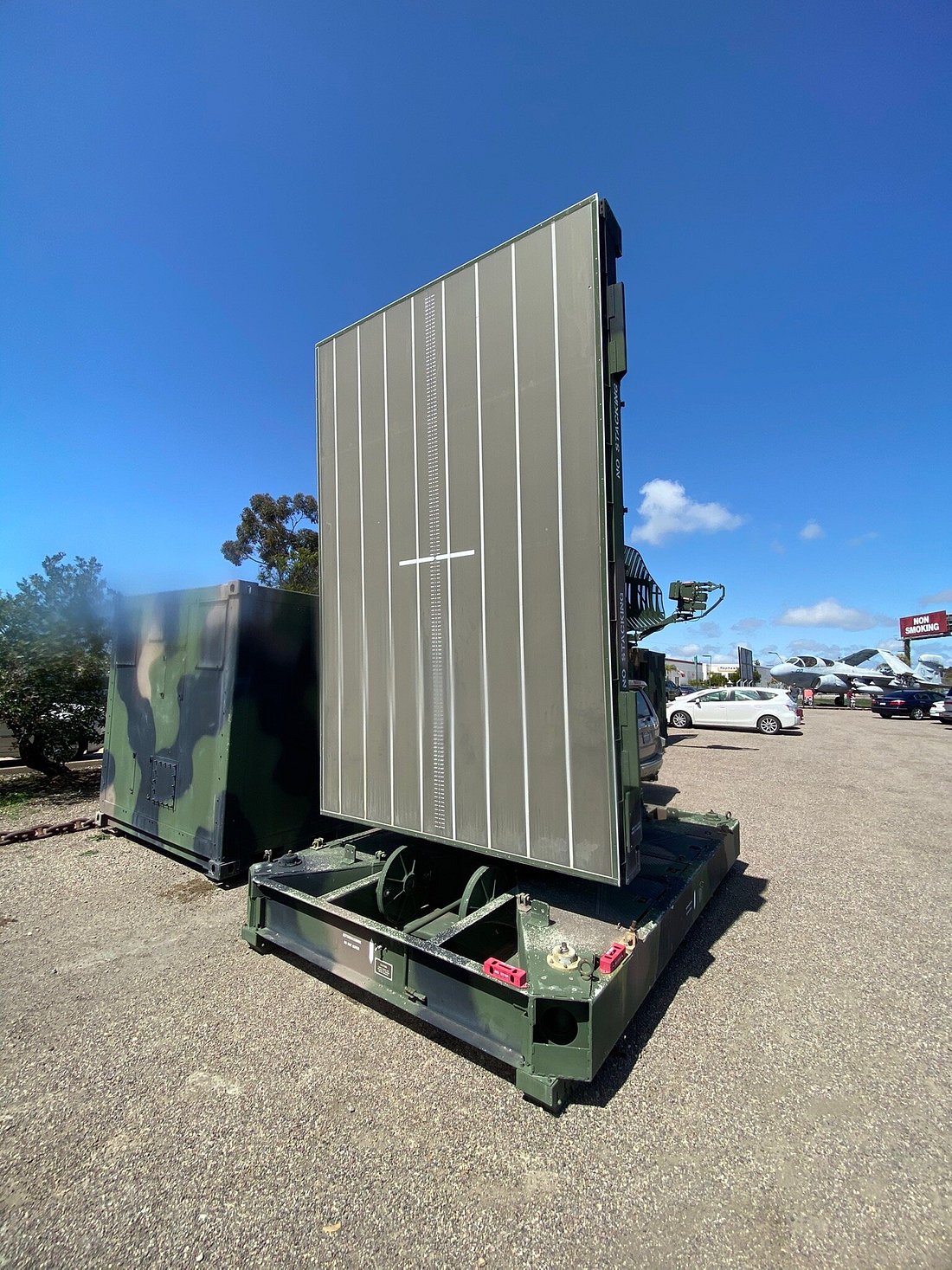 L'AN/TPS-22 gère tout le trafic aérien civil et militaire en fournissant